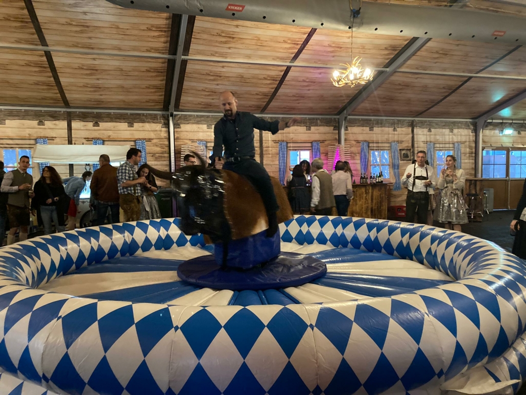 Bullenreiten mieten – mechanischer Bulle – Arena der Wunder AG