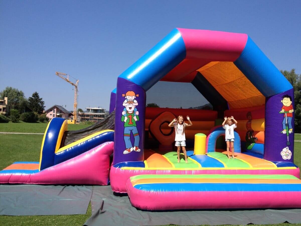 Hüpfburg mit Rutsche mieten – Arena der Wunder